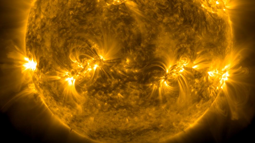 Sonnensturm im Januar 2023: Sonnenfleck zieht in Richtung Erde - droht ... Sonnensturm im Januar 2023: Sonnenfleck zieht in Richtung Erde - droht ...